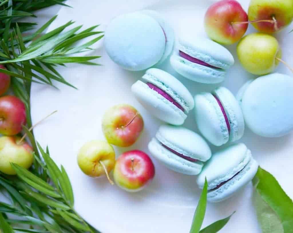 Multi-color Macarons Video Tutorial & Christmas Party Table Ideas ...